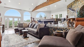 Villa, 6 quartos | Sala de estar | Smart TV, serviços de streaming