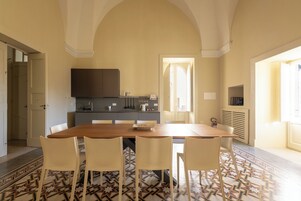 Apartamento, varanda, vista para o jardim | Cozinha privada | Um frigorífico, uma placa de cozinha, uma máquina de lavar louça