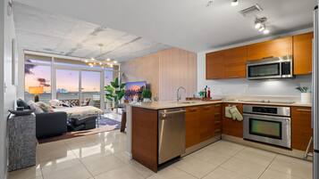 Apartamento de Luxo em Condomínio Fechado, 1 cama king-size e sofá-cama | Cozinha privada | Um frigorífico/congelador grande, um micro-ondas, um forno