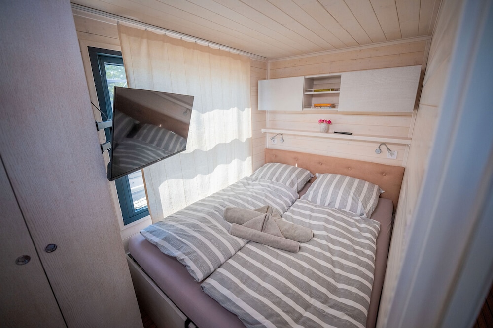 Luxurious & cosy: Elements Woma D13 houseboat Reviews, Deals & Photos ...