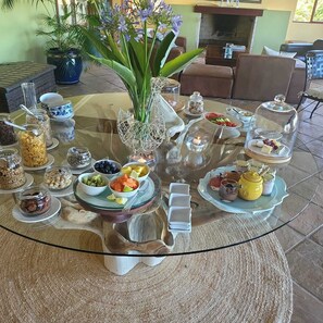 Café da manhã com buffet grátis todos os dias