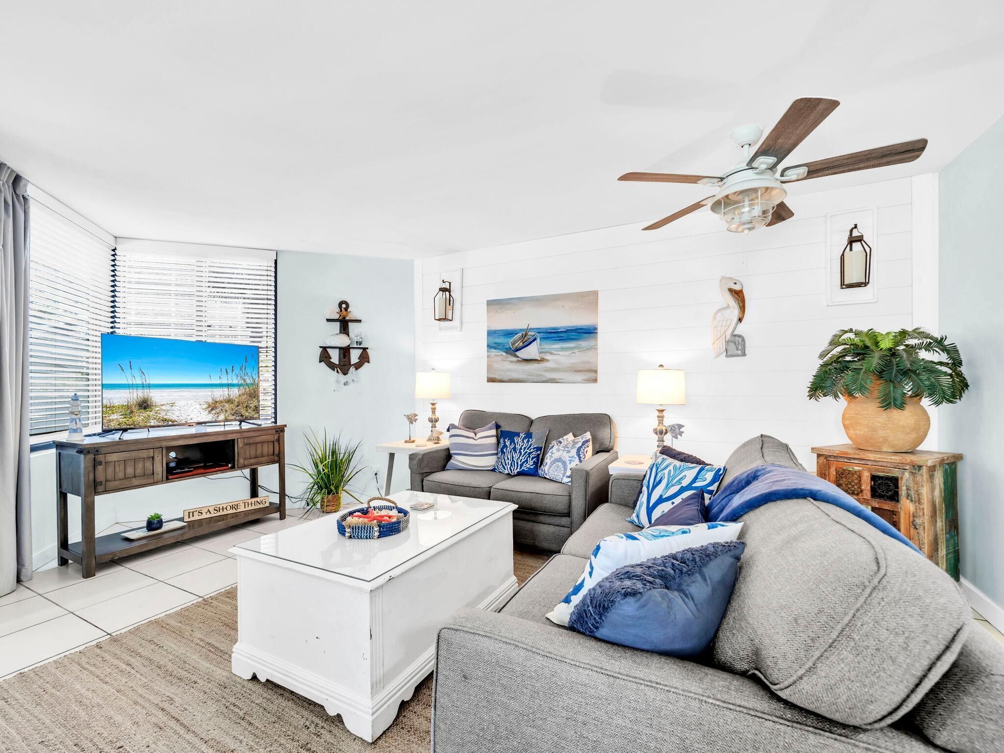 Condo, 1 cama Queen e sofá-cama (Sunbird 212E) | Área de estar