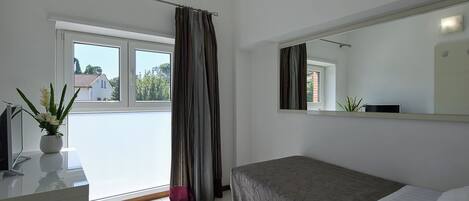 Quarto Individual Superior | Cofre no quarto, secretária