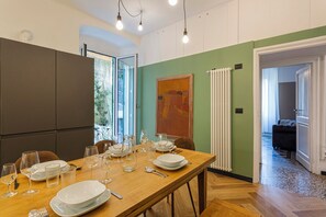 Apartamento, 2 quartos | Sala de jantar