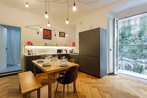 Apartamento, 2 quartos | Cozinha privada | Um frigorífico, um micro-ondas, um forno, uma placa de cozinha 
