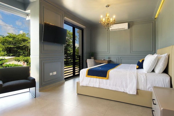 Quarto luxo | Escrivaninha, cortinas blackout, ferros/tábuas de passar roupa