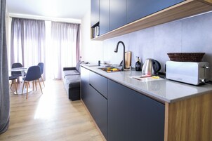 Apartamento Comfort, varanda, vista para a montanha | Cozinha privada | Minifrigorífico, um micro-ondas, uma cadeira de bebé 
