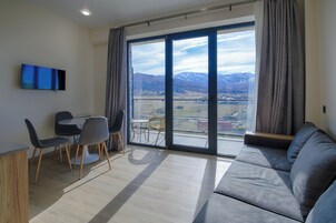 Apartamento Comfort, varanda, vista para a montanha | Sala de estar