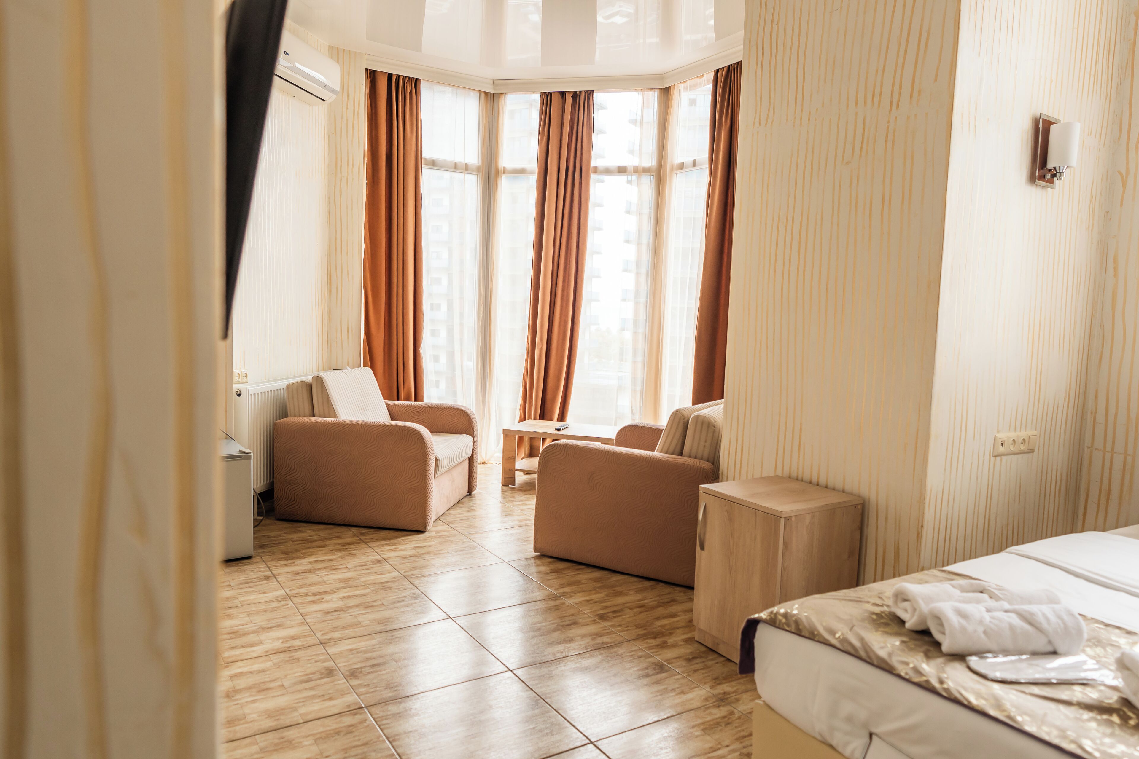 Quarto Deluxe, varanda | Secretária, secretária adequada para computadores portáteis 