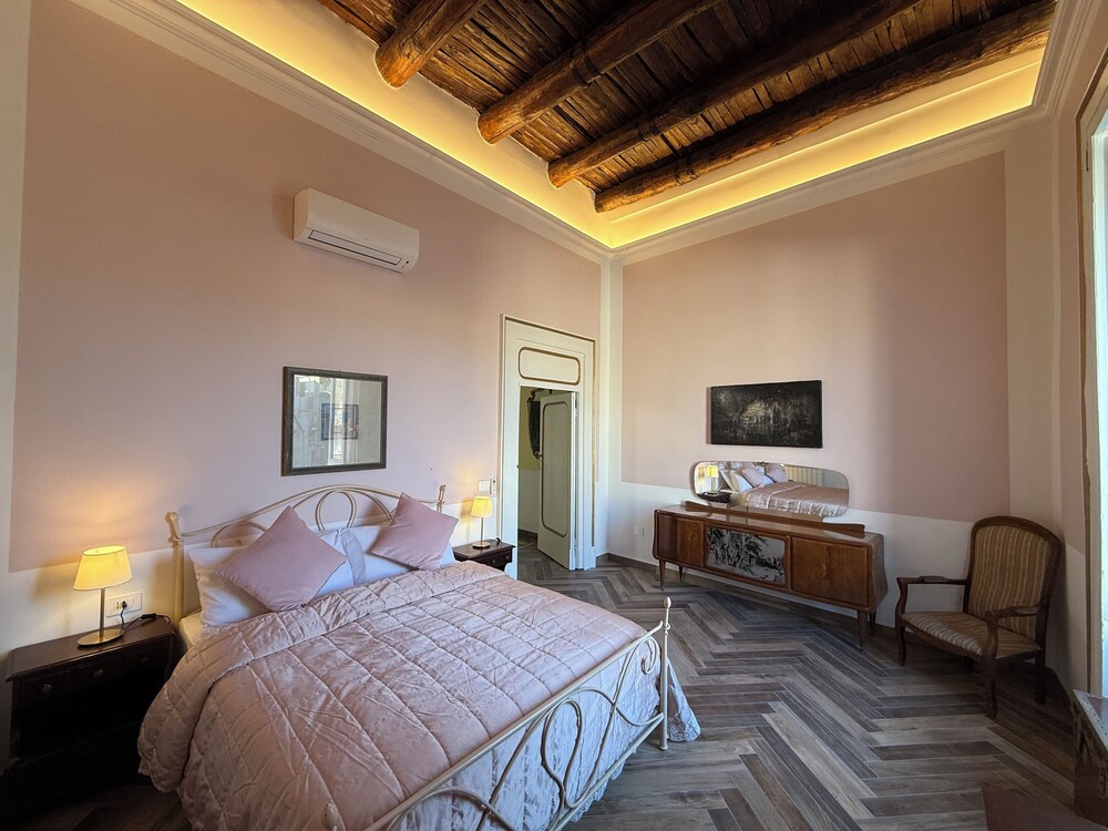 The Royal Penthouse 3-bedrooms with Panoramic Terrace - Naples | Abritel