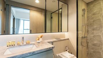 Apartamento de Luxo, vista para o campo de golfe | Casa de banho | Um polibã, um secador de cabelo, toalhas fornecidas, sabão