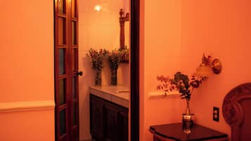 Suíte superior | Banheiro | Secador de cabelo, toalhas de banho, sabonete, shampoo