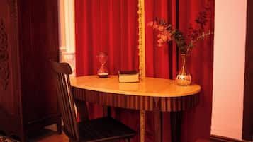 Suíte luxo, vista para o jardim | Cofres nos quartos, escrivaninha, espaço de trabalho para notebook