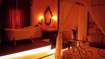 Suíte luxo, vista para o jardim | Cofres nos quartos, escrivaninha, espaço de trabalho para notebook