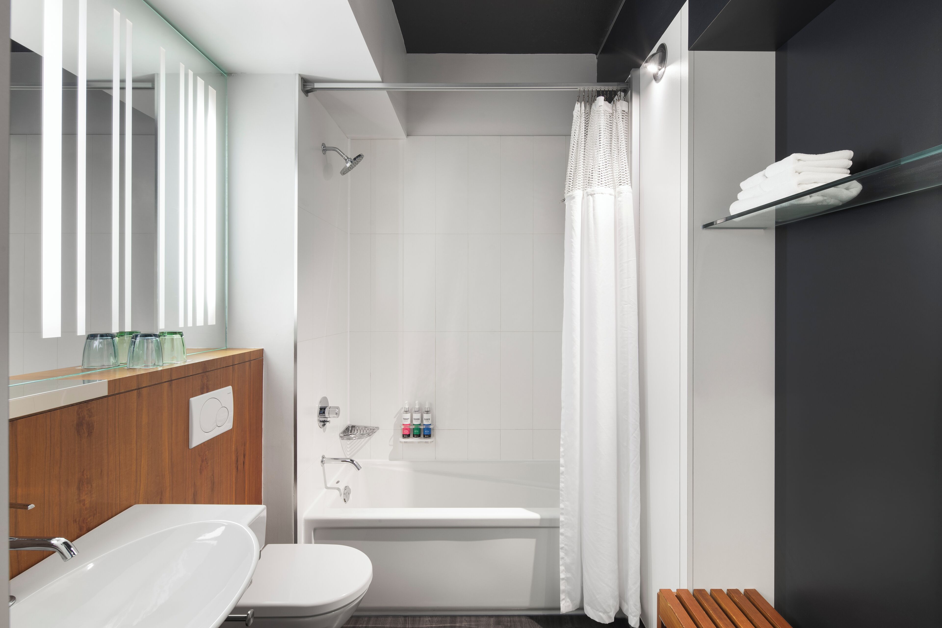 Quarto casal standard | Banheiro | Secador de cabelo, toalhas de banho, sabonete, shampoo