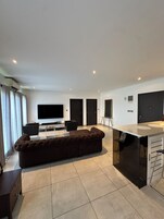 Camas de colchão viscoelástico, minibar, cofre no quarto