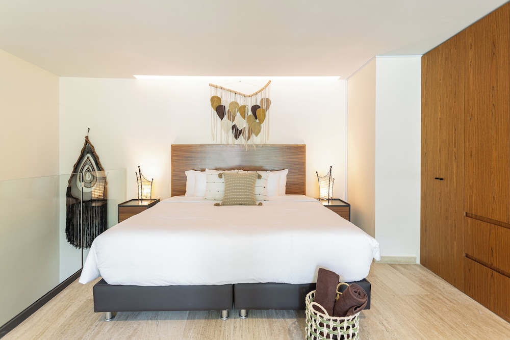 Boho-Lux Loft in Mistiq Temple II. Rooftop Pool. 10 min from the beach ...