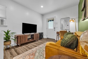 Retro Tulsa Hideaway • Route 66 Style & Comfort• Blocks to Target and ...