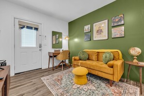 Retro Tulsa Hideaway • Route 66 Style & Comfort• Blocks to Target and ...