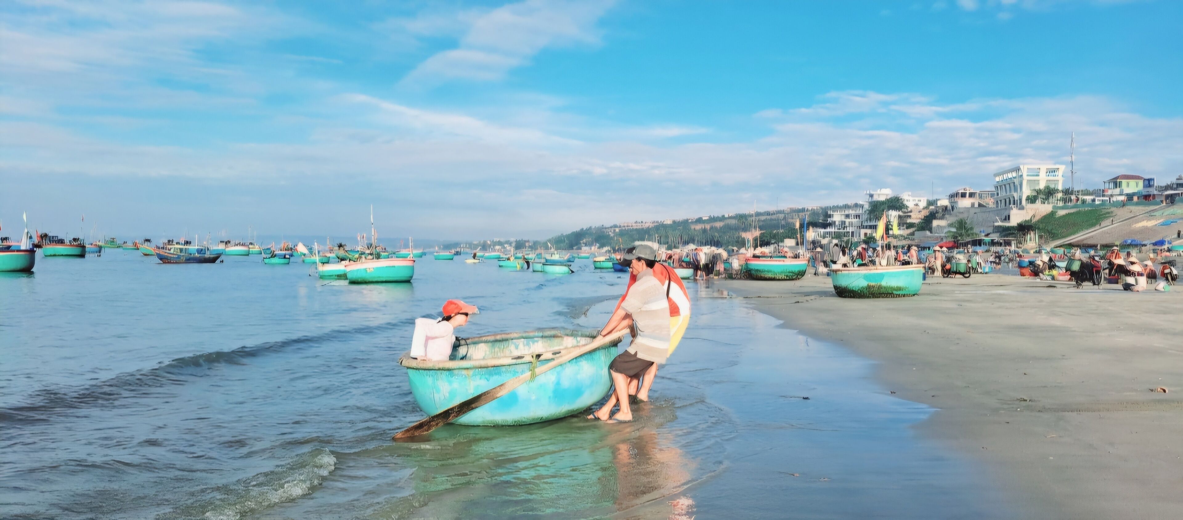 Uma praia com vários barcos enfileirados na orla.