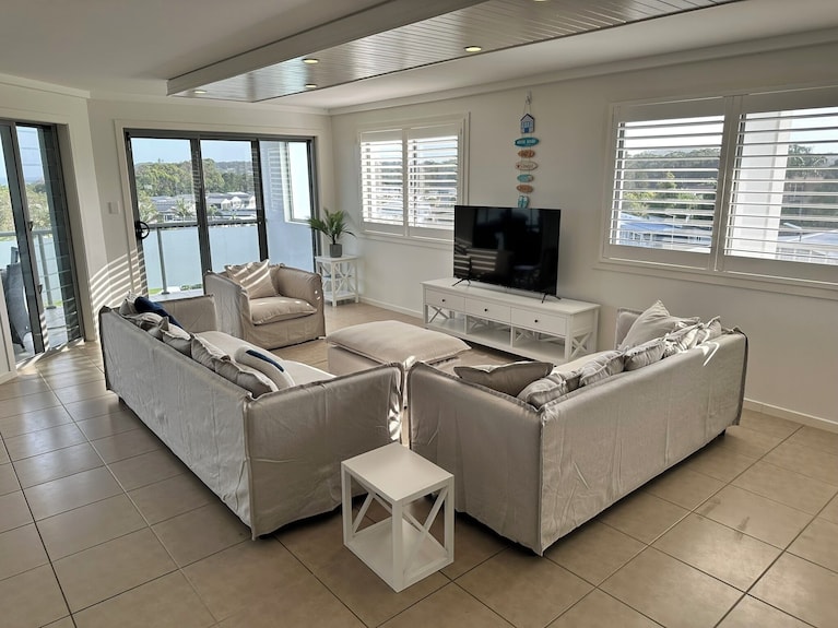 Sunrise Ocean Views + Pool | 3 Bed Coastal Retreat, 3hrs Sydney - 디아먼드 비치