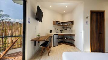 Estúdio superior, 1 cama King (A8) | Escrivaninha, espaço de trabalho para notebook