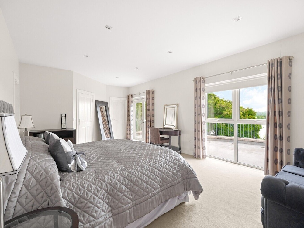 Large luxury lakeside home to sleep 10 people - Cavan | Vrbo