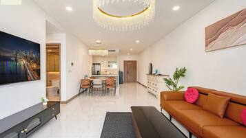 Apartamento de Luxo, 3 quartos, não fumadores, Vista para a cidade | Sala de estar | Televisor de 24 polegadas com canais digitais