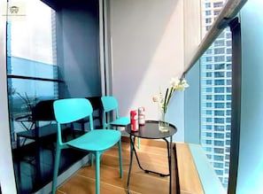 Apartamento de Luxo, 1 cama queen-size, não fumadores, Vista para a cidade | Roupa de alta qualidade, edredões de penas, secretária 