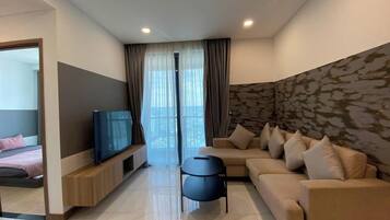 Apartamento Deluxe, 1 cama queen-size, não fumadores, Vista para a cidade | Roupa de alta qualidade, edredões de penas, secretária