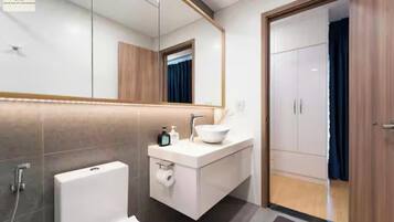 Apartamento Deluxe, 2 quartos, não fumadores, Vista para a cidade | Casa de banho | Uma banheira, um secador de cabelo, roupões, chinelos