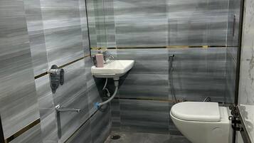 Quarto de Luxo | Casa de banho | Um polibã, artigos de higiene pessoal grátis, toalhas fornecidas, sabão