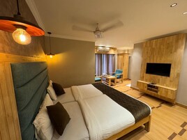 Quarto casal standard | Escrivaninha, ferros/tábuas de passar roupa, Wi-Fi de cortesia