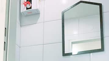 Apartamento Básico | Casa de banho | Um polibã, artigos de higiene pessoal grátis, um secador de cabelo