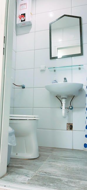 Apartamento Básico | Casa de banho | Um polibã, artigos de higiene pessoal grátis, um secador de cabelo