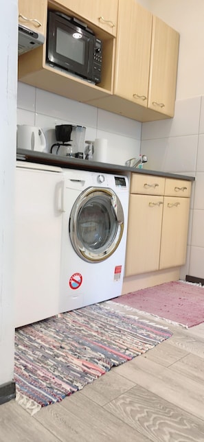 Apartamento Básico | Cozinha privada | Minifrigorífico, um forno, uma placa de cozinha, utensílios de cozinha