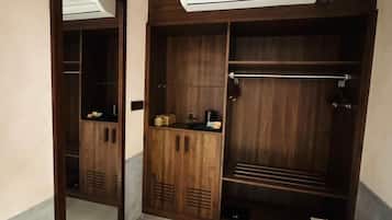 Suite-Estúdio, varanda, Vista para a cidade | Cofre no quarto, cortinas/cortinados opacos, ferro/tábua de engomar