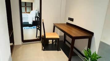 Estúdio | Cofre no quarto, cortinas/cortinados opacos, ferro/tábua de engomar