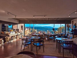 Pequeno-almoço tipo buffet diário (9 EUR por pessoa) 