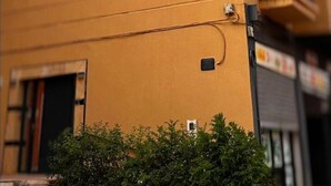 Um edifício de vários andares com fachada amarela, várias janelas e varandas.