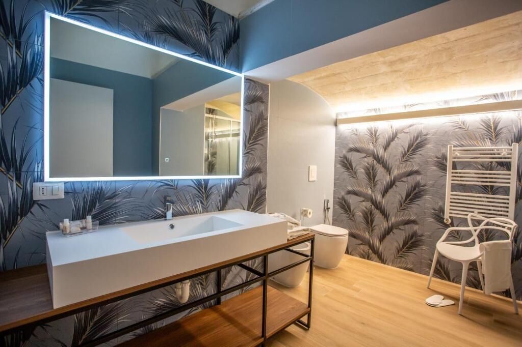 Quarto Clássico com Cama de Casal, vista para o pátio | Casa de banho | Chinelos 