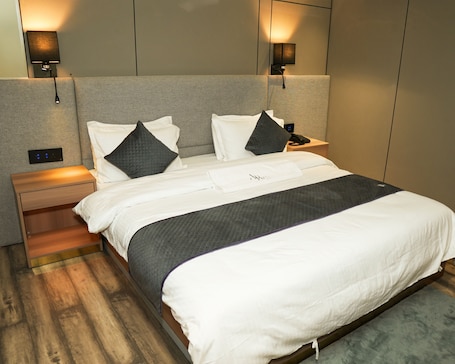 Quarto Deluxe, Vista para a cidade | Cofre no quarto, cortinas/cortinados opacos, quartos insonorizados