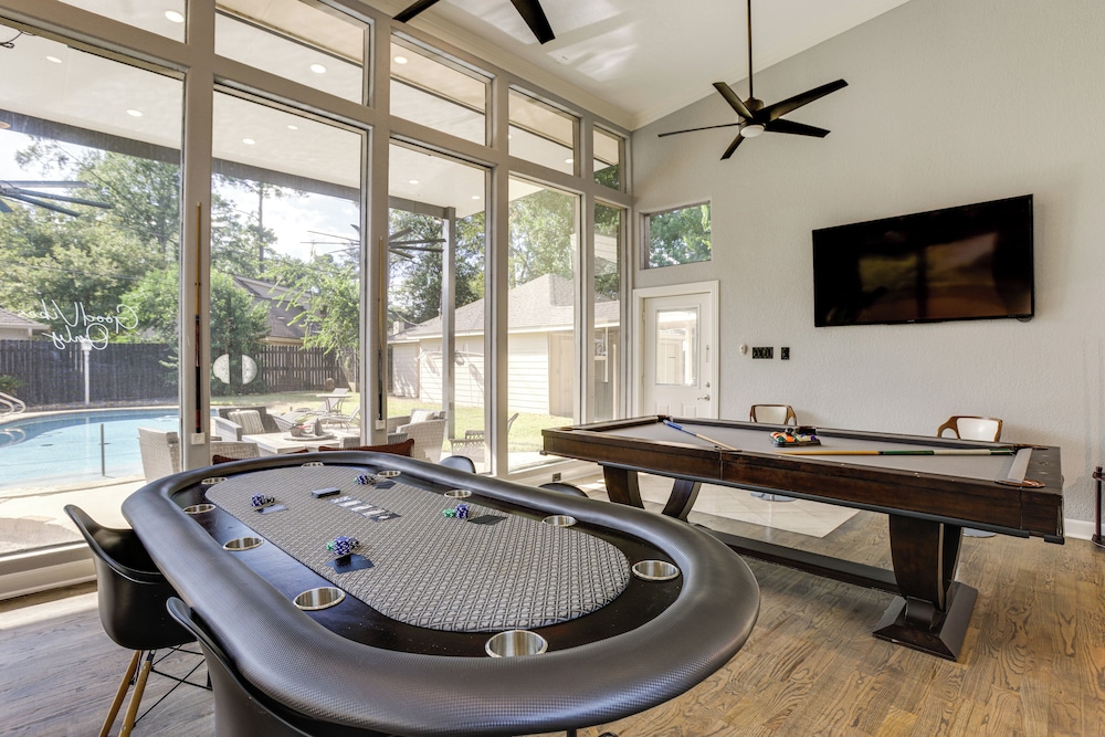 Heated Pool, Hot Tub, Game Room: Houston Group Gem - Houston, TX