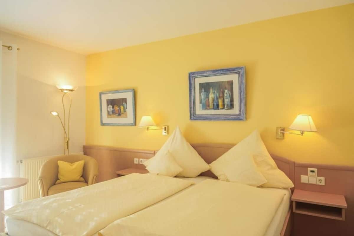 Roupas de cama premium, cofres nos quartos, cortinas blackout