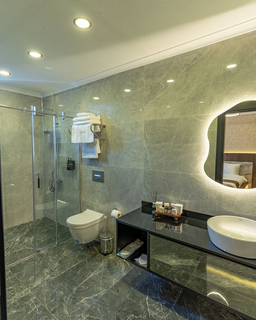 Um polibã, toalhas fornecidas, sabão, champô 