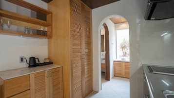 Vila superluxo, vista para a piscina | Cozinha privada | Frigobar, cooktop