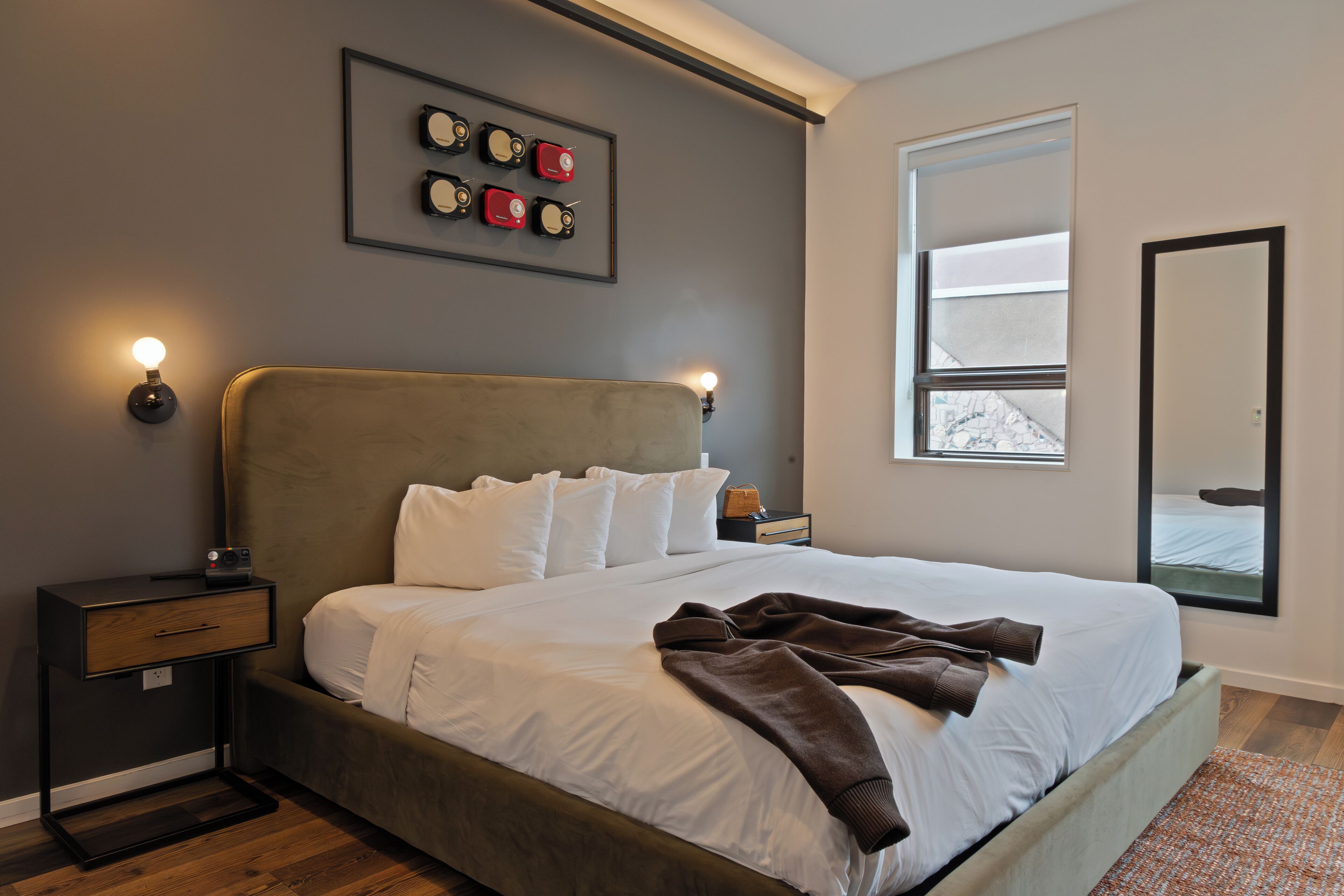 Estúdio, 1 cama King | Escrivaninha, espaço de trabalho para notebook, cortinas blackout