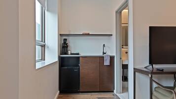 Estúdio, 1 cama king-size | Secretária, secretária adequada para computadores portáteis