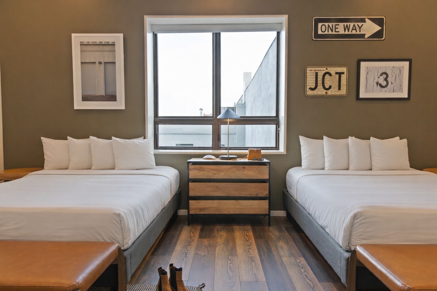 Estúdio, 2 camas Queen | Escrivaninha, espaço de trabalho para notebook, cortinas blackout