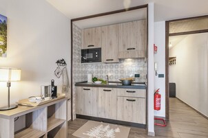 Apartamento Familiar, vários quartos (Prestige Eleven In The Center Of Town) | Cozinha privada | Um frigorífico, um micro-ondas, uma placa de cozinha 